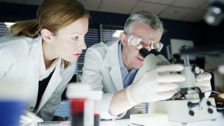 What Are The Uses Of A Laboratory Microscope?